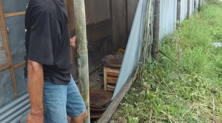 Perbaikan pemasangan seng di Pasar Darurat Klaten - Dinas Koperasi ...
